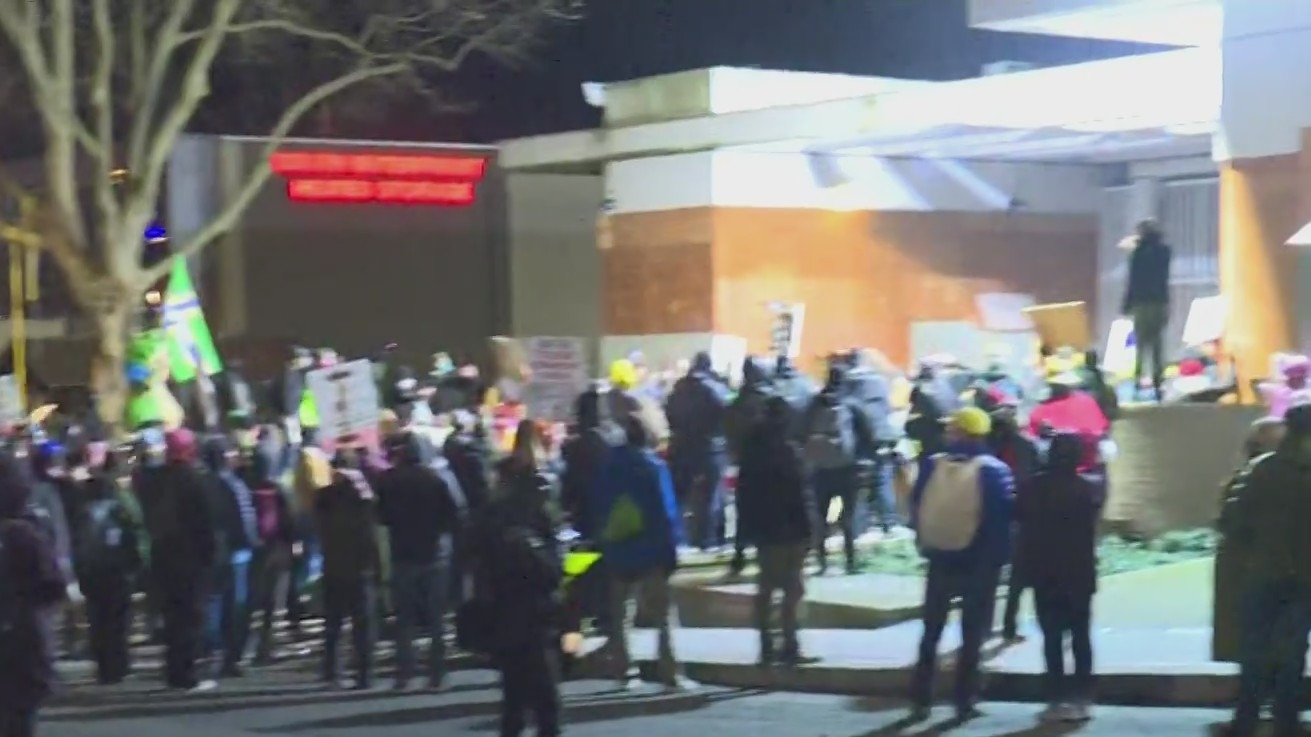 Protests erupt outside the Portland ICE facility after deadly Minnesota ...