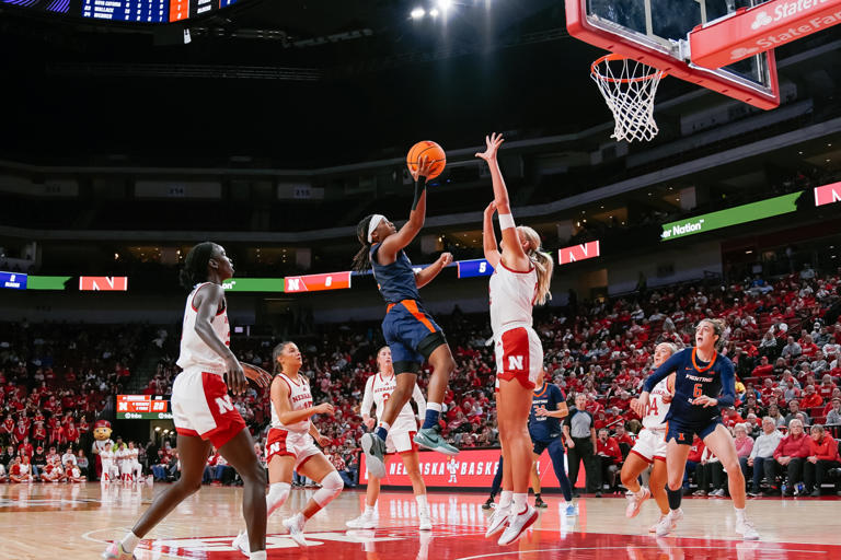 Illinois women’s late push not enough at Nebraska