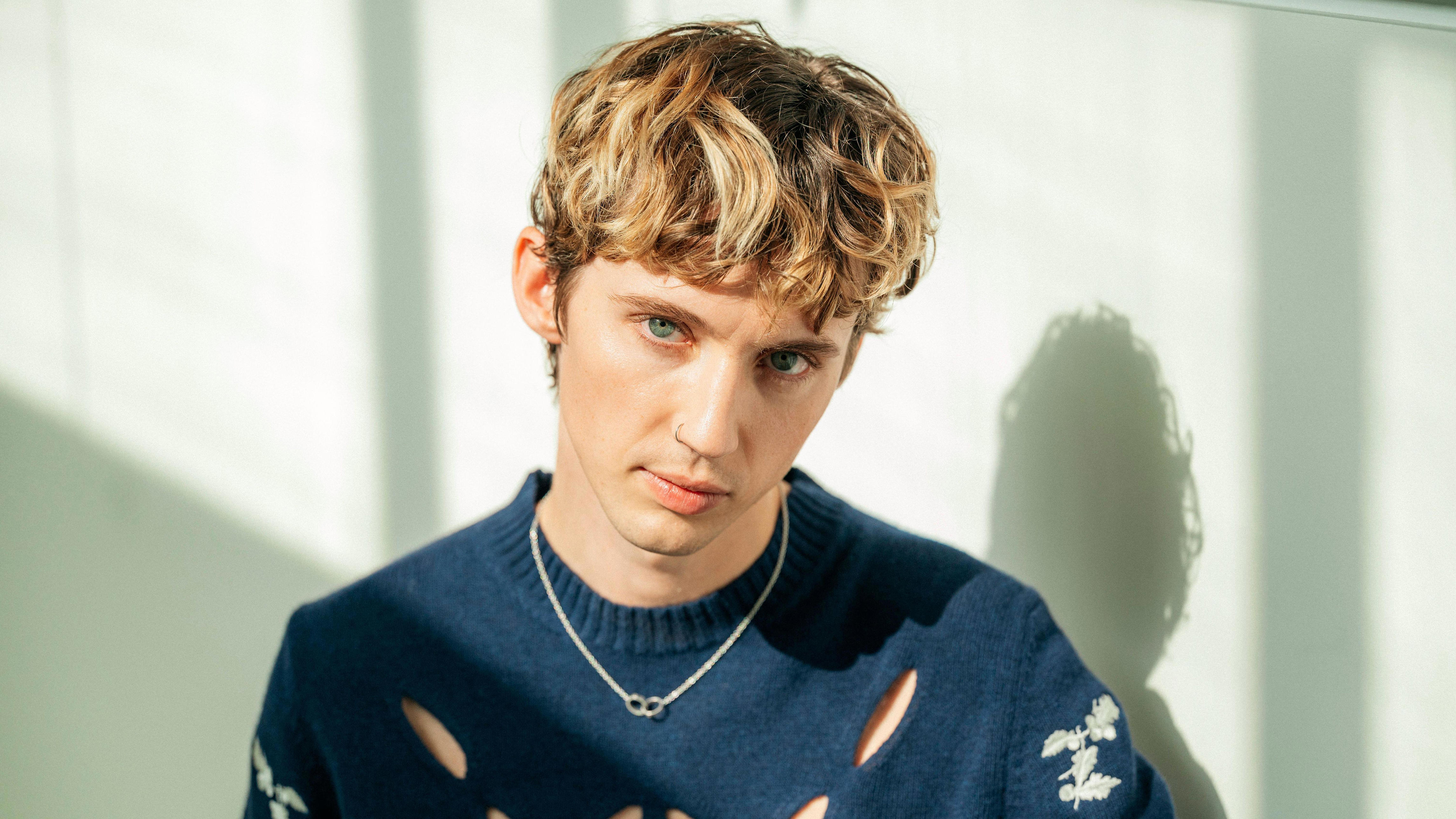 Cosmetic surgeon sorry for picking apart singer Troye Sivan's looks on ...