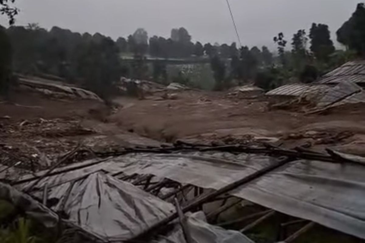 Kronologi longsor di Cisarua Bandung Barat, 30 rumah warga tertimbun ...