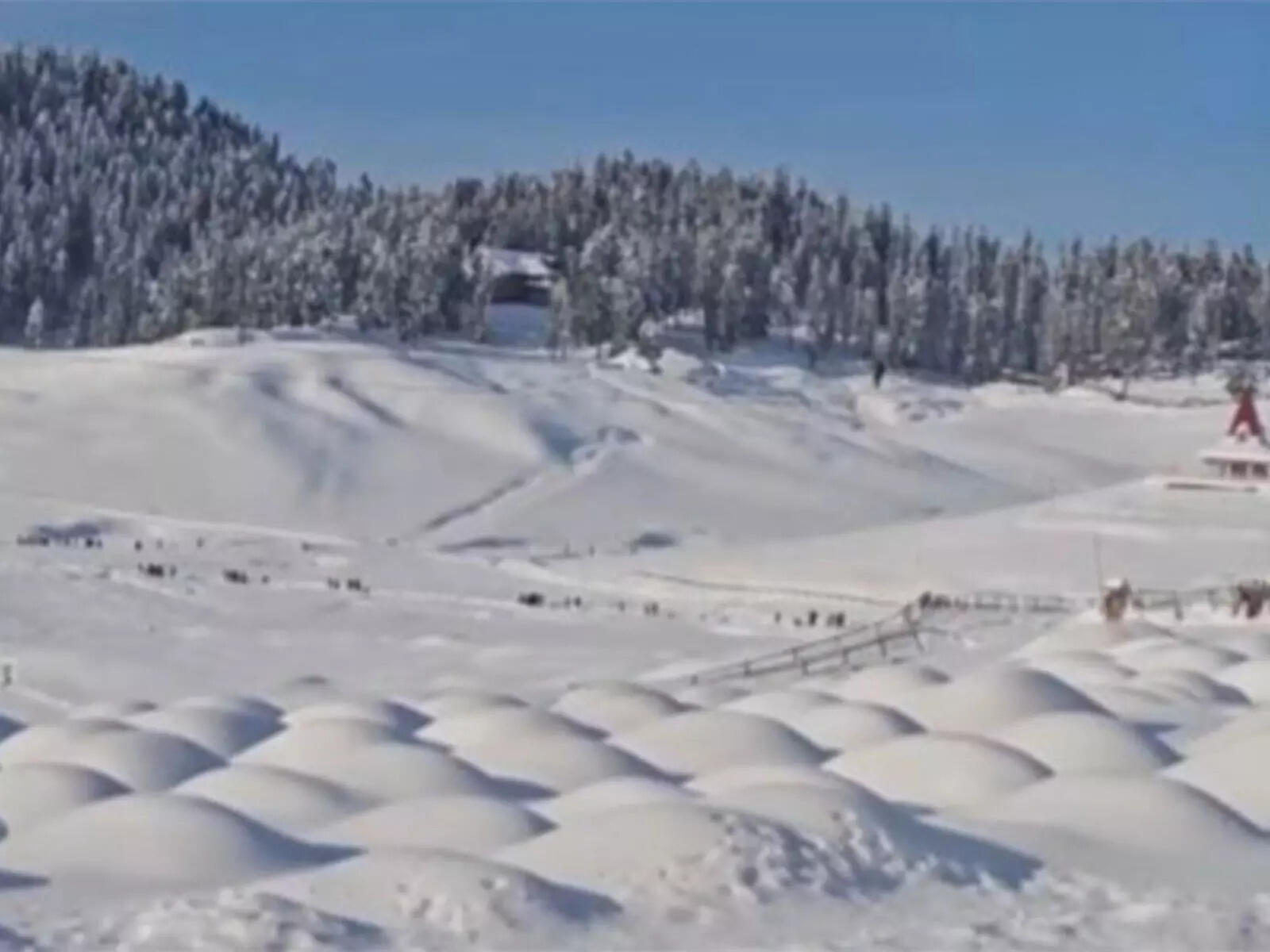 Fresh snowfall in Kashmir; Srinagar-Jammu national highway partially ...