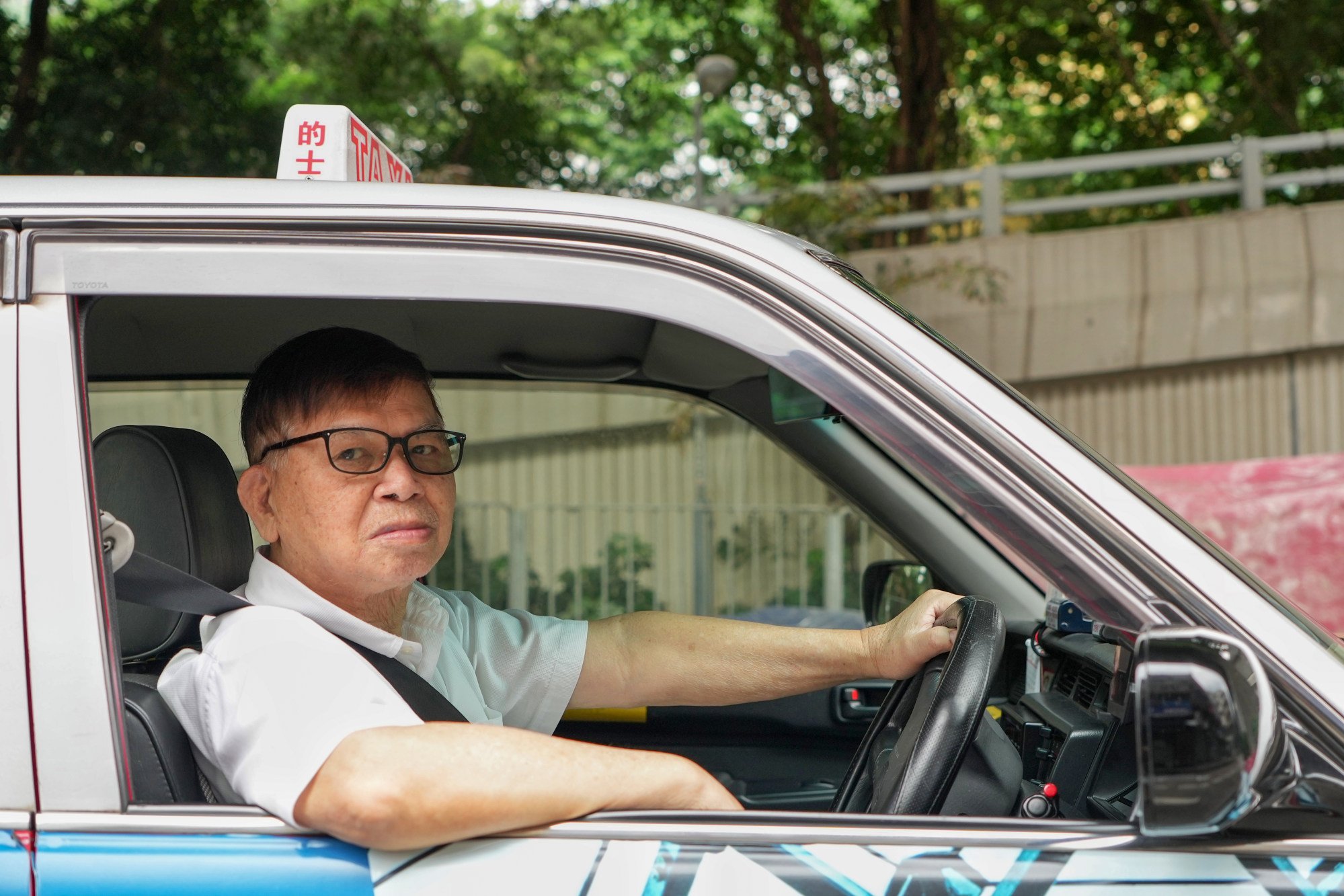 Hong Kong taxi drivers criticised for bypassing mobile device restrictions