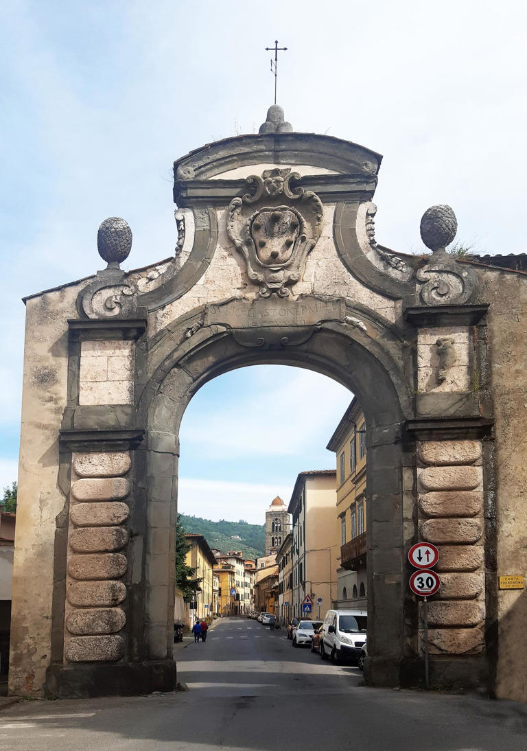 Calcinacci dalla porta fiorentina. Preoccupazione per il centro città ...