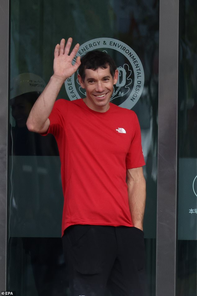 Daredevil American starts nerve-shredding climb of 101-story tower in ...