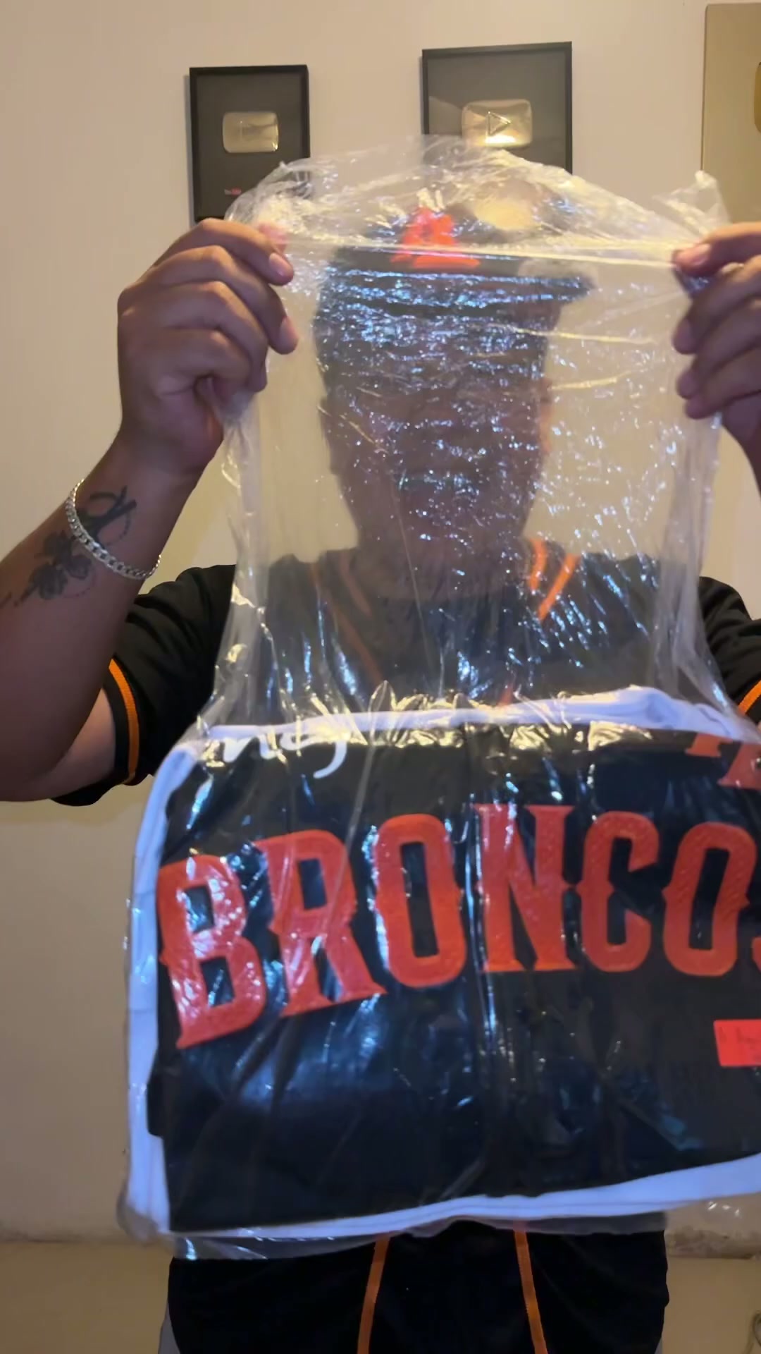 Emocionado de estrenar el uniforme de mi equipo de béisbol