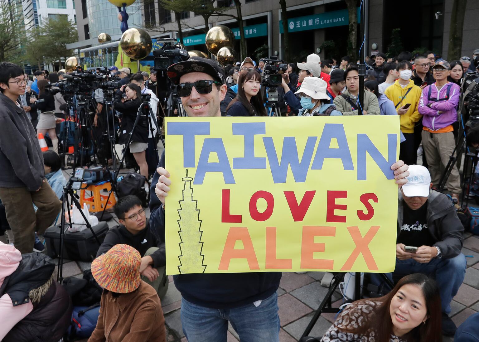 US rock climber scales Taiwan skyscraper without ropes