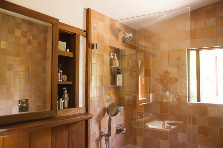 This esthetician’s warm wood bathroom is like her skincare routine ...