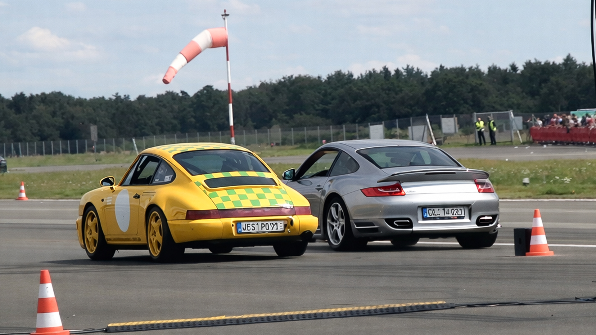 Quarter mile duel between two Porsche icons