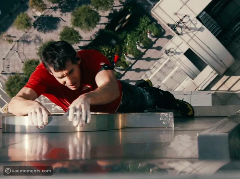 Alex Honnold free solos Taipei 101 in record climb