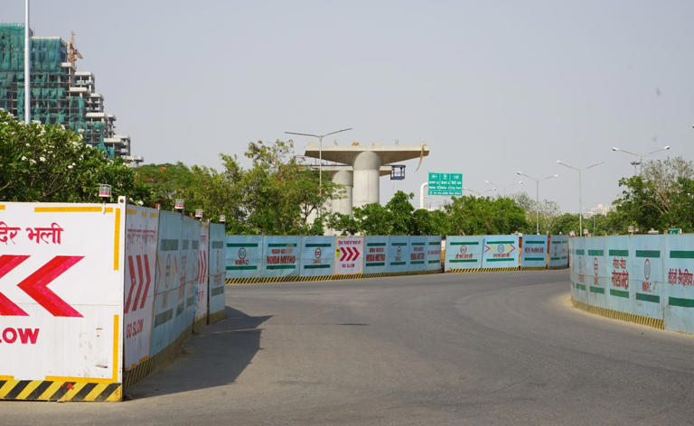 Delhi Metro steps up safety with 20 km barricading, LED lights at ...