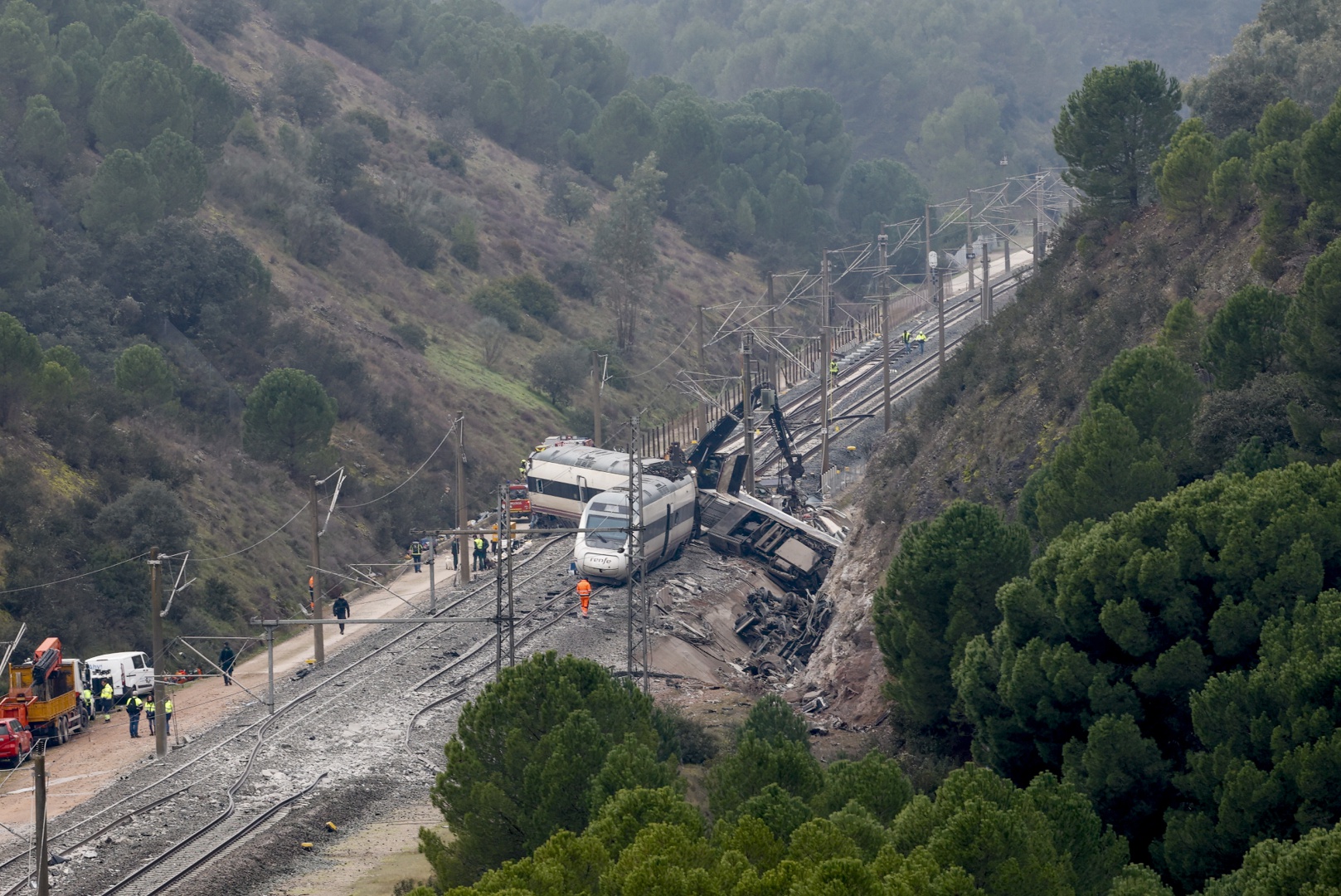 Retirados de las vías los últimos restos del tren Alvia siniestrado en ...