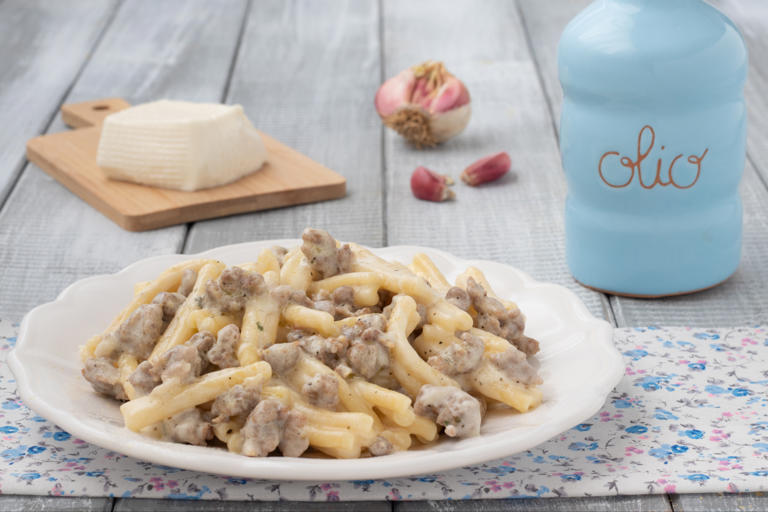 Pasta with sausage and stracchino