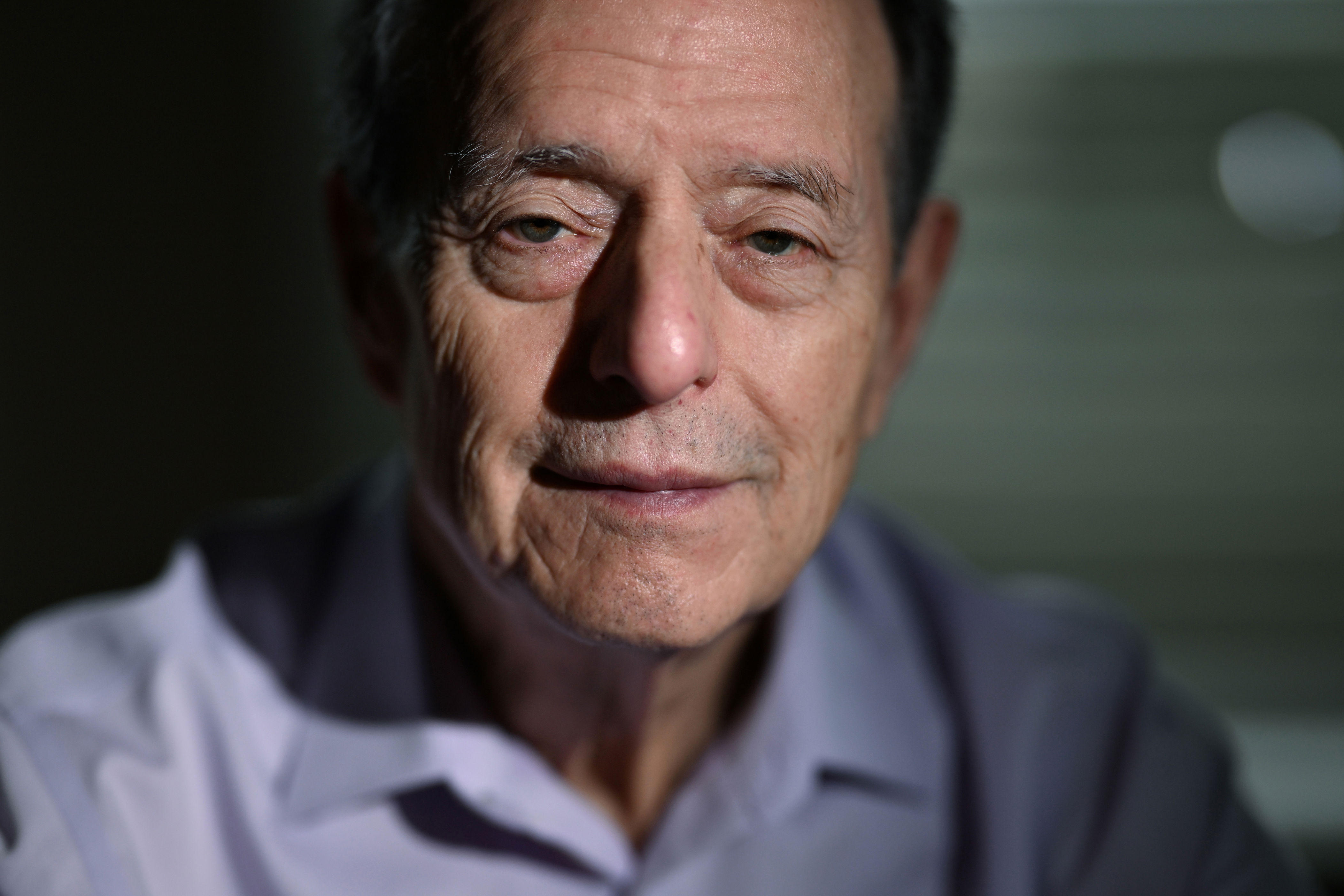 He’s telling his story onstage even as Alzheimer’s takes his memories