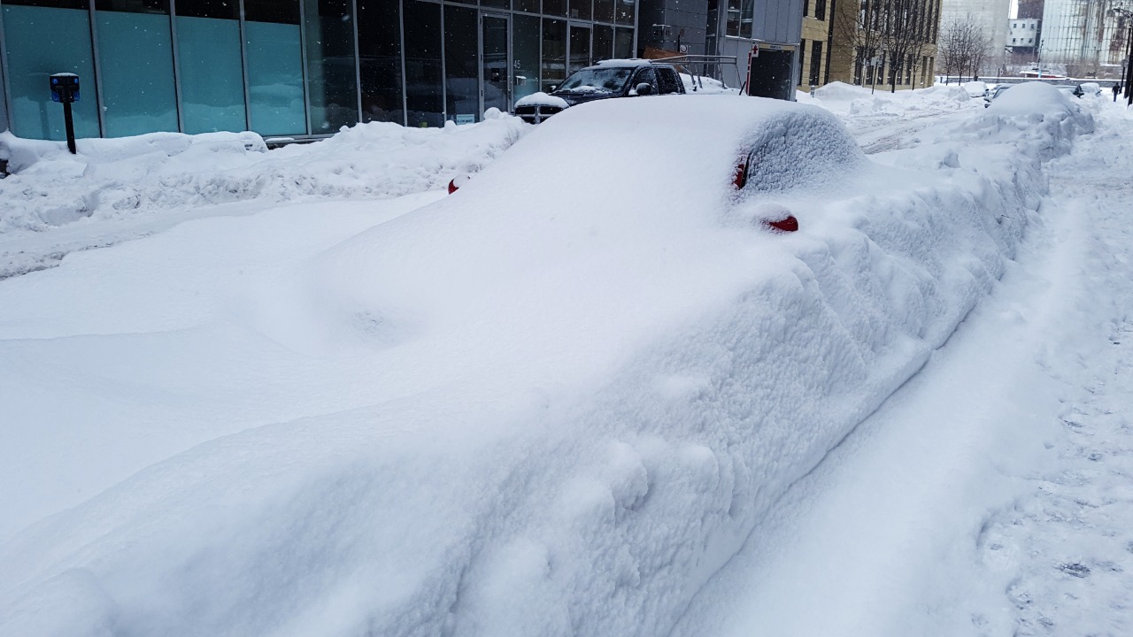 What to do if you get stranded in your car during a snowstorm