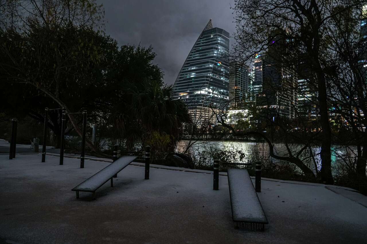 Live updates: Extreme cold grips Central Texas as winter storm enters ...