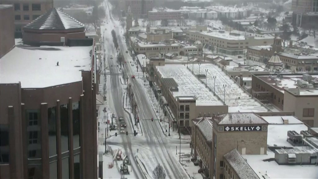 Midwest cities clear roads to prepare for the winter storm