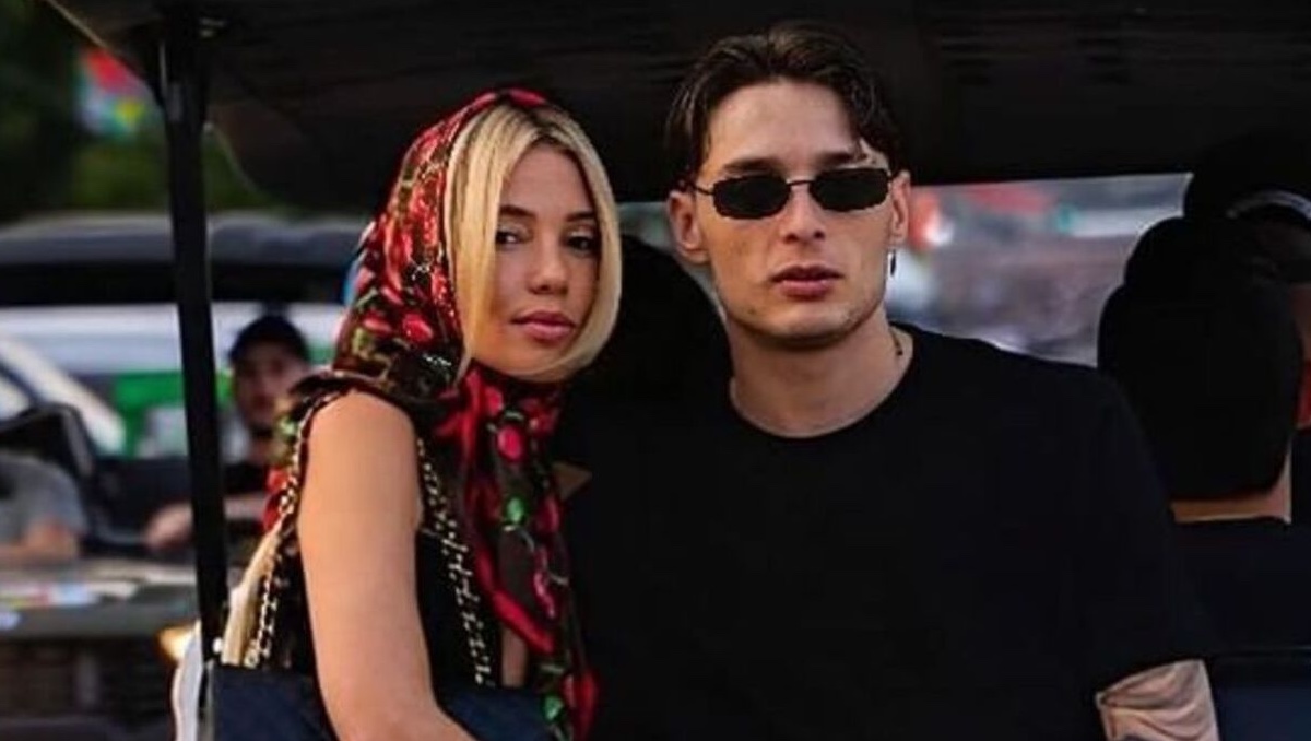 Hanna Howell, ex novia de Peso Pluma, exhibe al cantante al arremeter ...