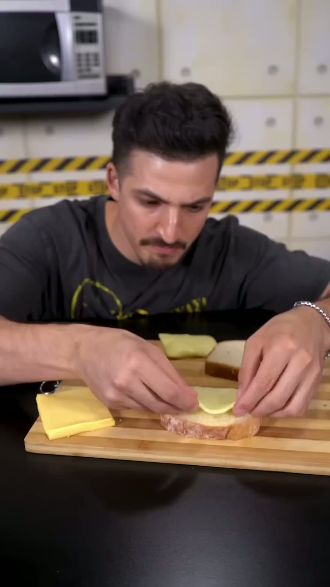 Sanduíche de queijo frito com crosta de ramen: testando o hack viral!