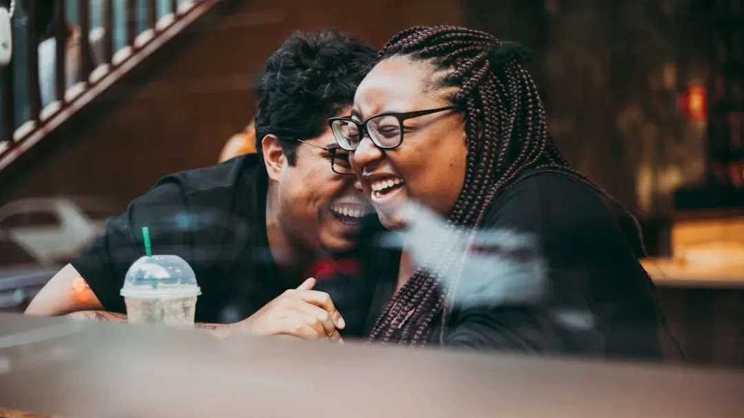 6 dating signals that feel small but change everything