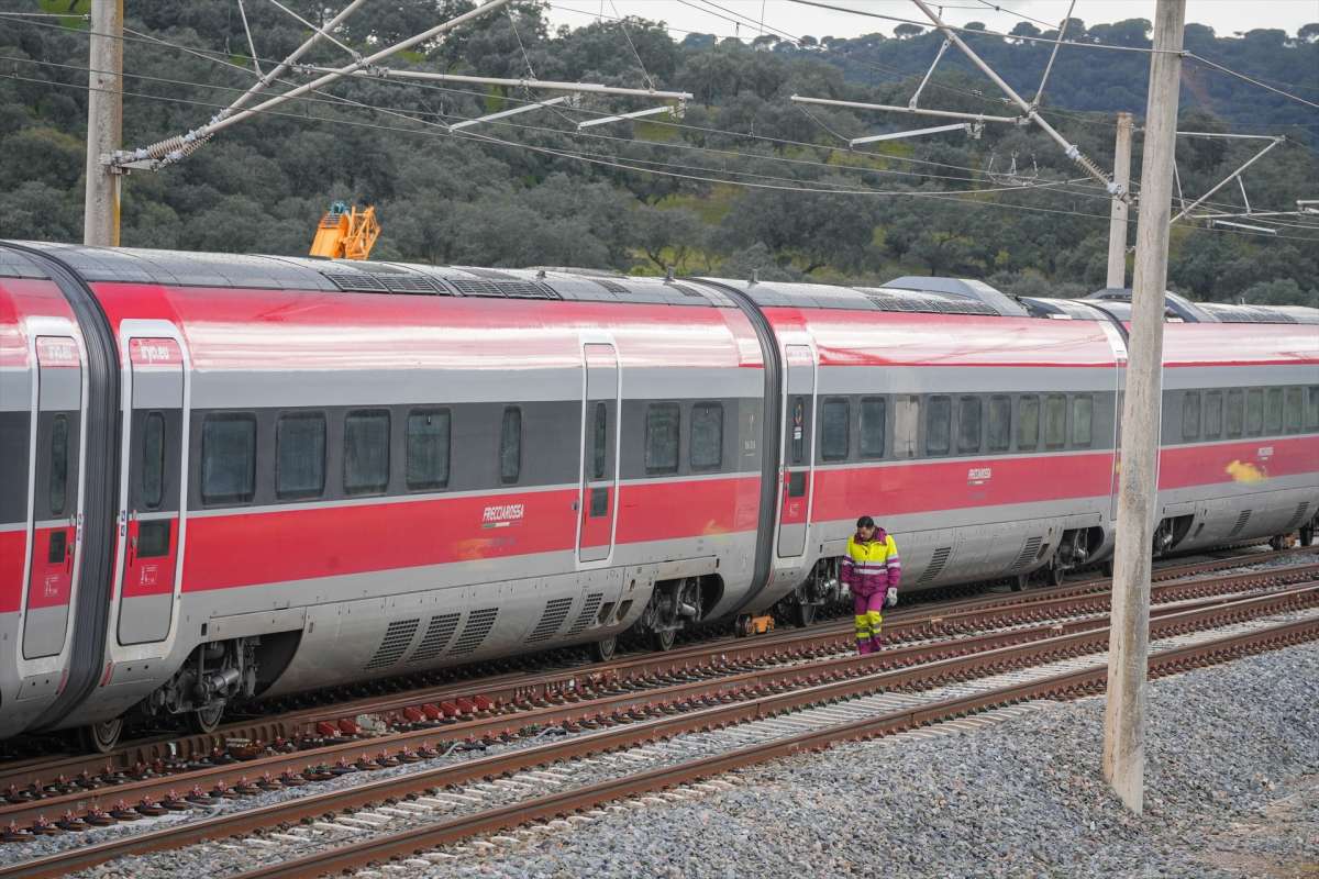 Los últimos restos del Alvia son retirados de las vías una semana ...