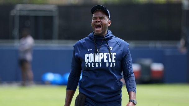 Cowboys TE coach Lunda Wells coaching East-West Shrine Game