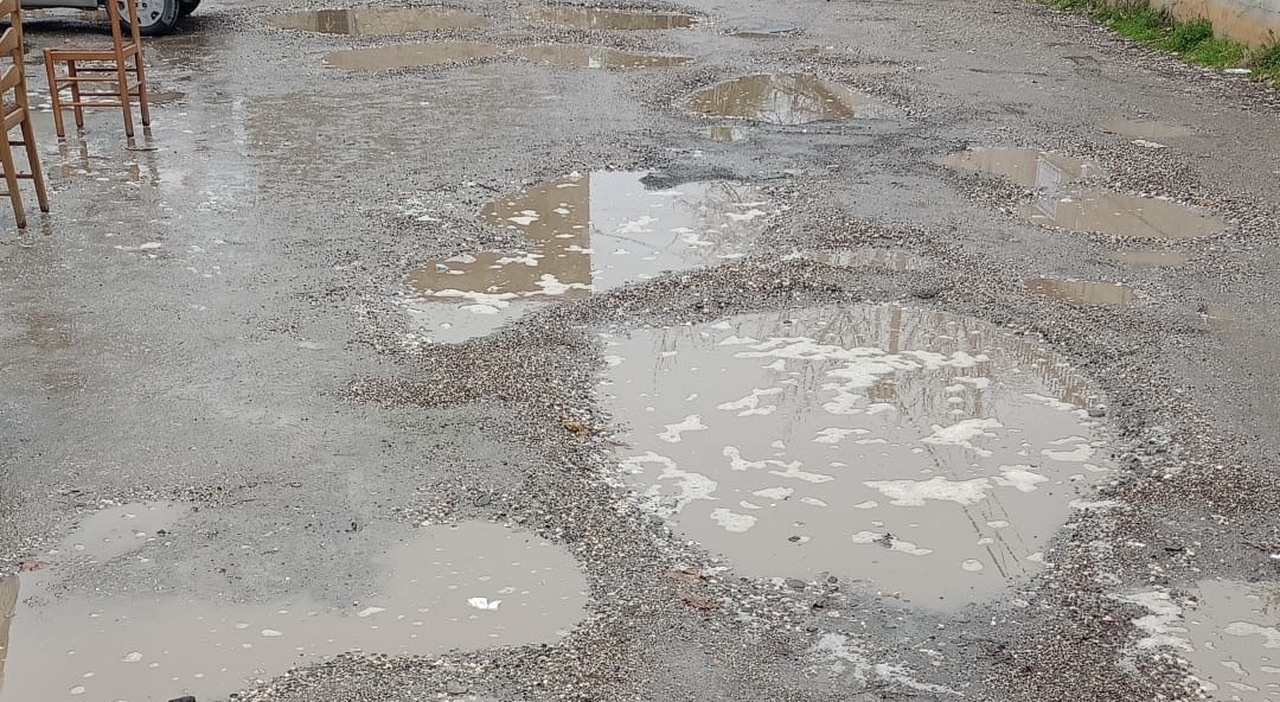 Napoli, strada di Ponticelli ridotta in pantano: slalom tra i pericoli ...