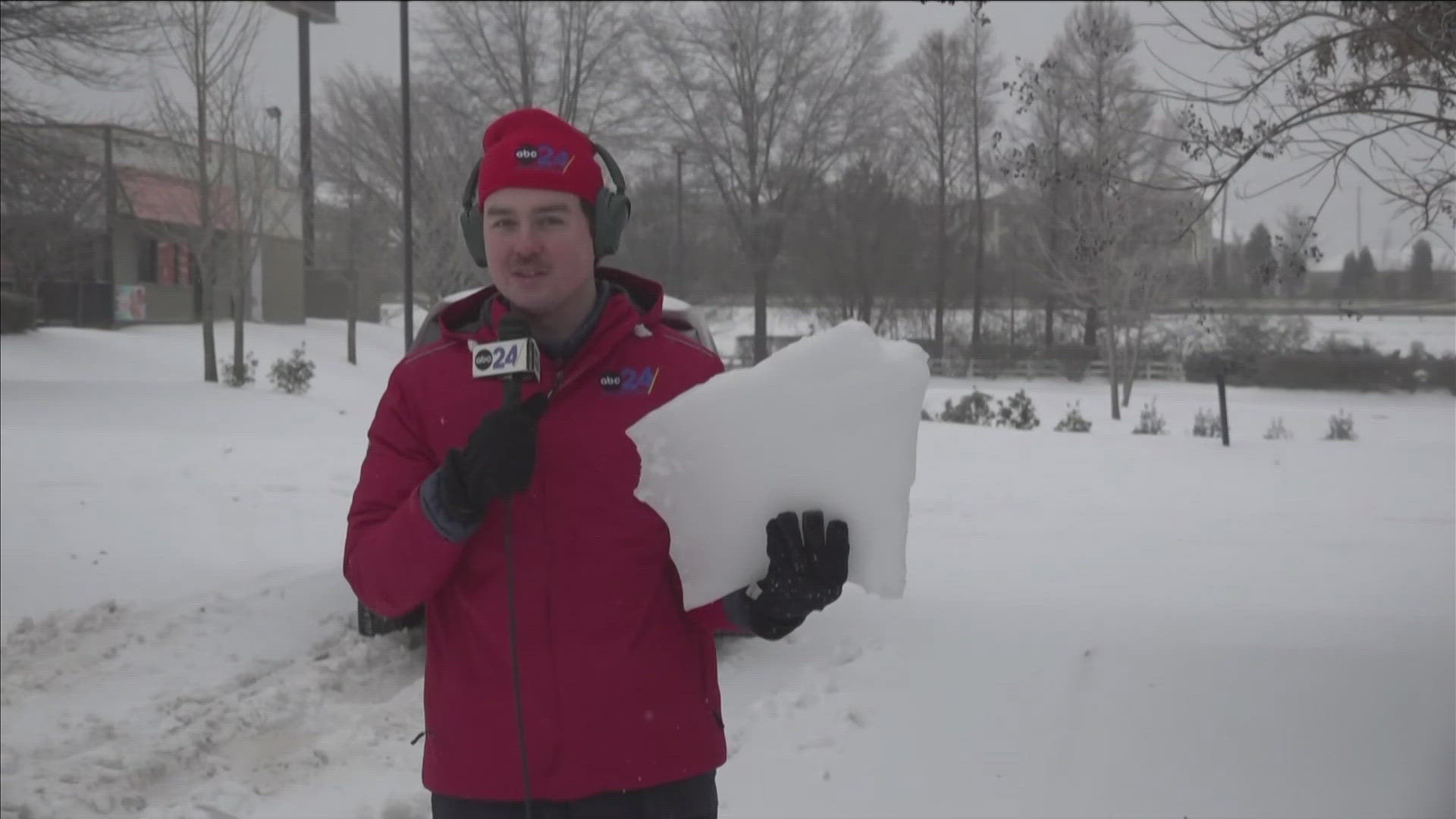 Snow and sleet continuing to build up in Cordova and Memphis