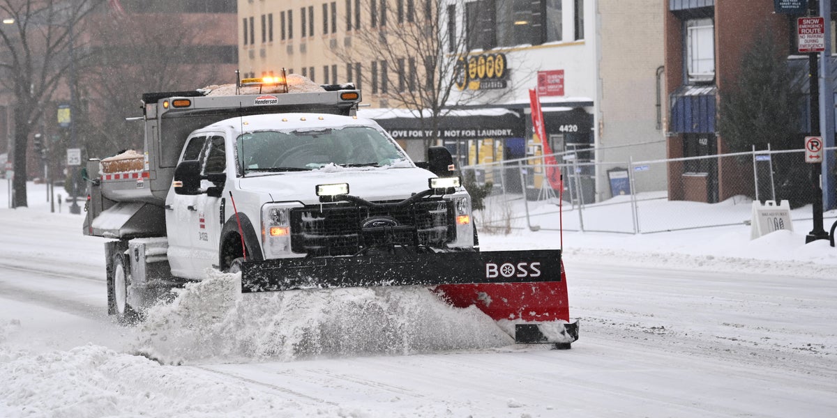 US storm leaves 800,000 without power, forces 10,000 flight cancellations