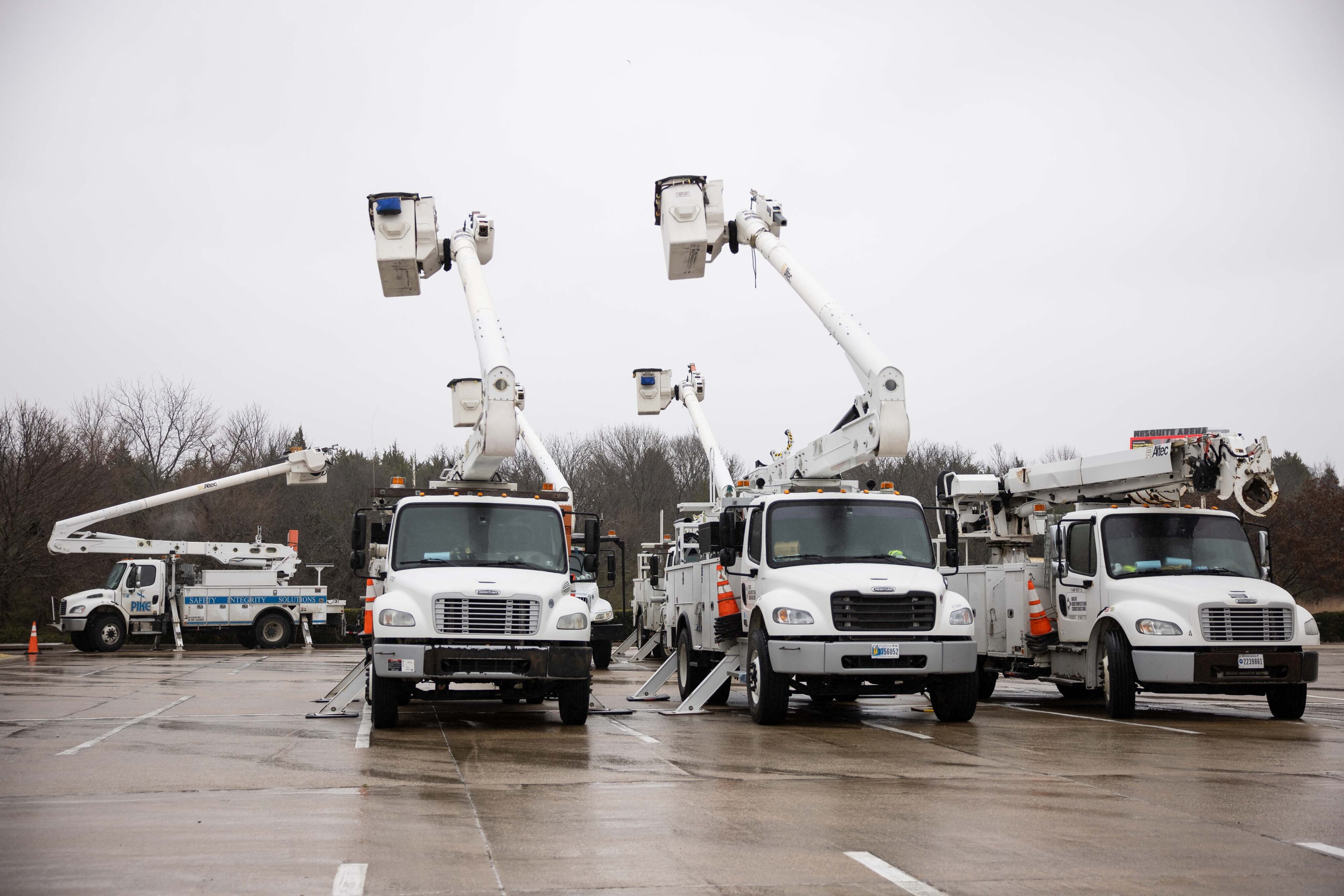 Another day of icy weather rushes across North Texas as thousands of ...