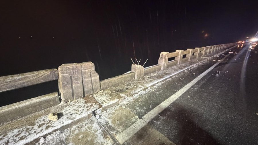 Early morning crash damages bridge in Oak Ridge