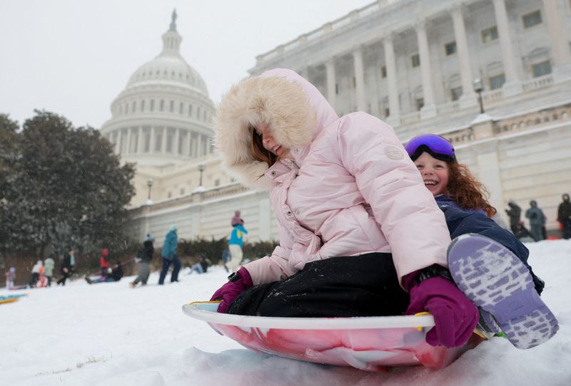 US storm leaves 800,000 without power, forces 10,000 flight cancellations