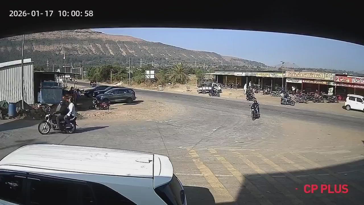 India: Vrachtwagen kantelt bij poging om motorrijder te ontwijken