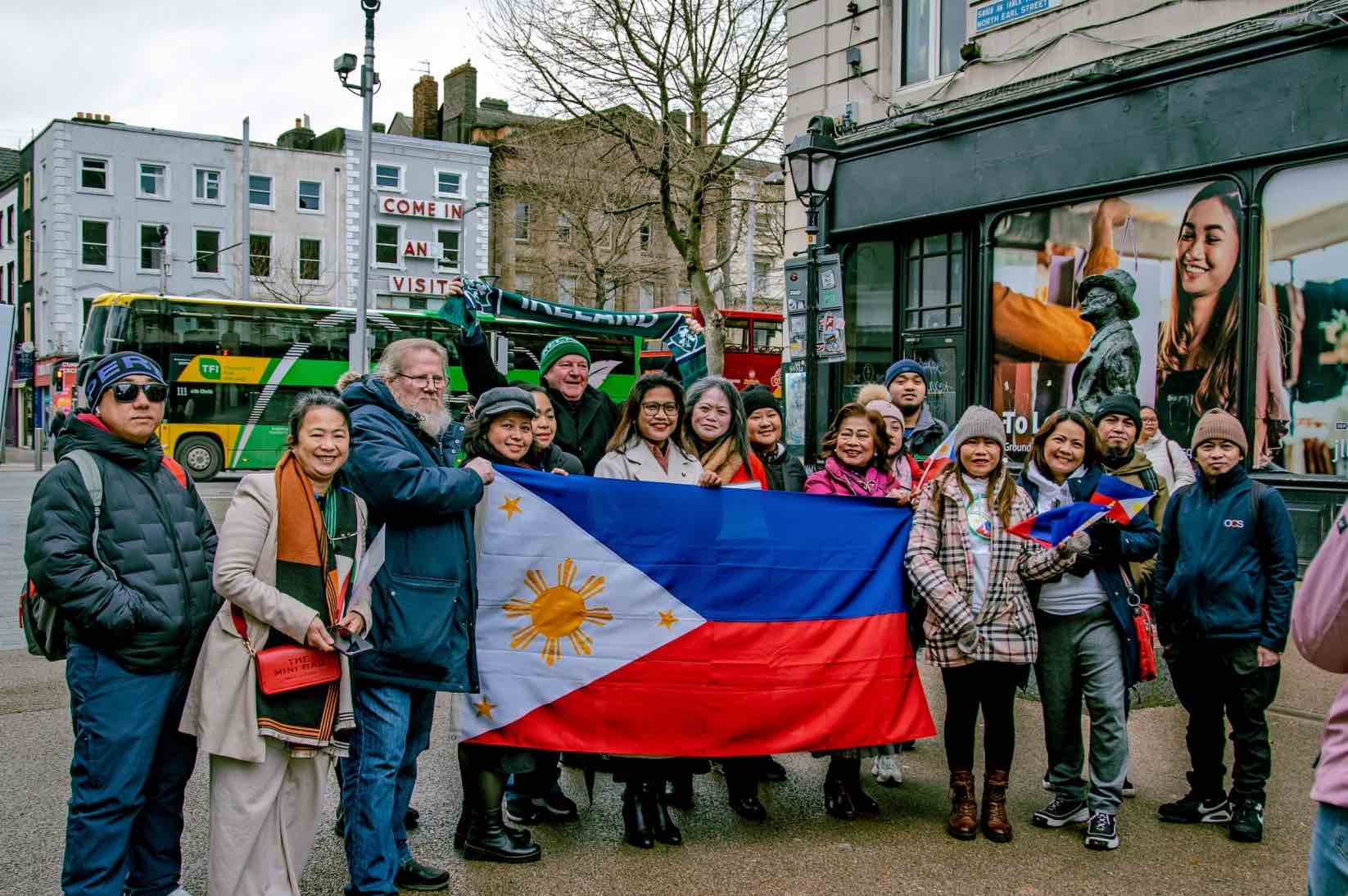 'That's my sister waving!': BGC portal connects Filipinos to the world