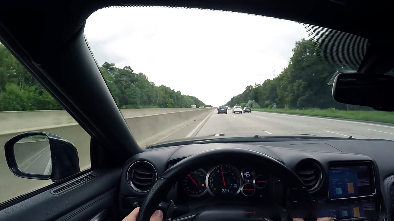 Nissan R35 GTR autobahn acceleration test