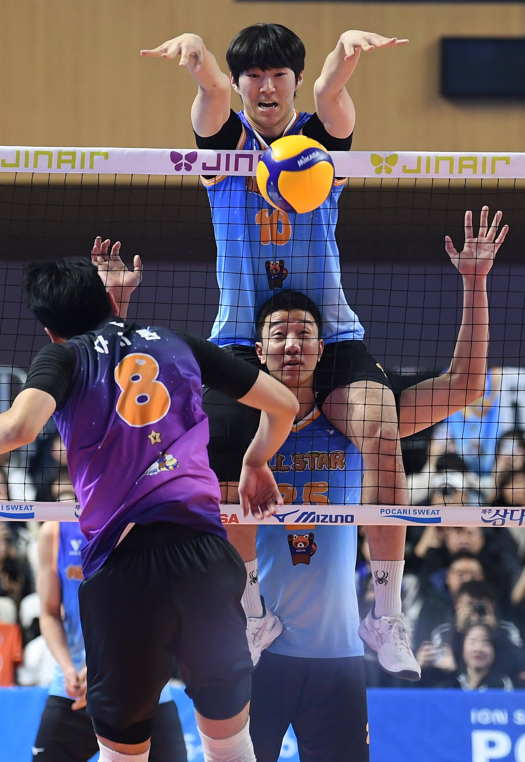 V-League all-star game resumes with human tower blocking, dances