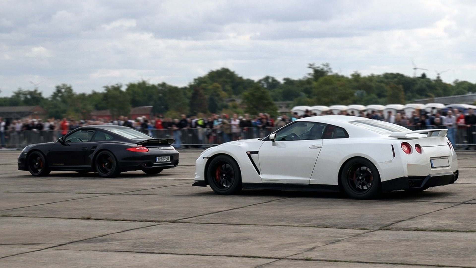 Viertelmeilen-Duell: Porsche 911 Turbo gegen Nissan GTR