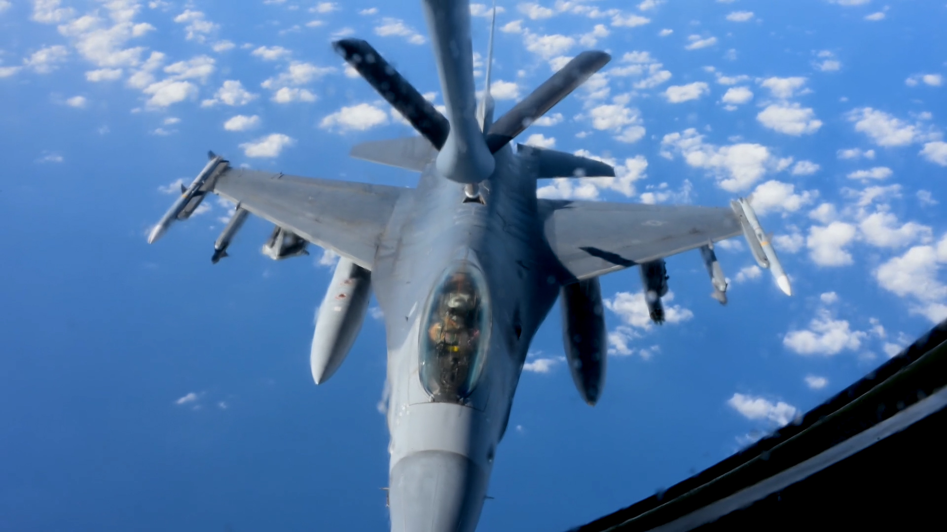 Un ravitailleur de l'US Air Force soutient les opérations F-16 en vol