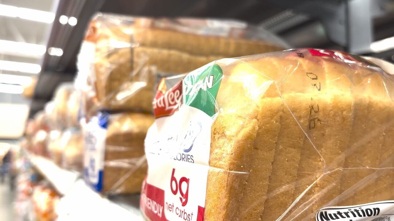 Last-minute grocery shoppers hit stores before winter storm rolls in