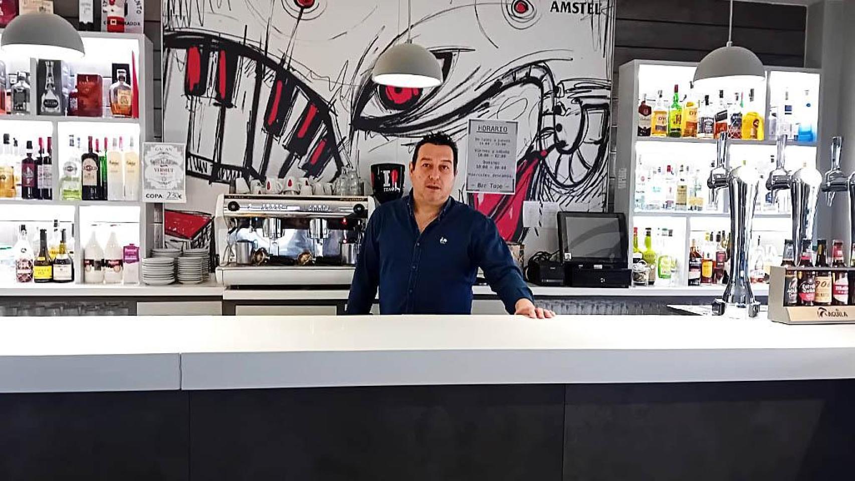 Toño (50), 33 años al frente de su bar de pueblo: “La hostelería quema ...