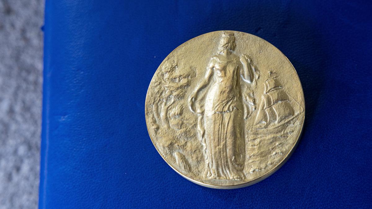 El Ayuntamiento acepta a medias recuperar la medalla de oro anterior al ...