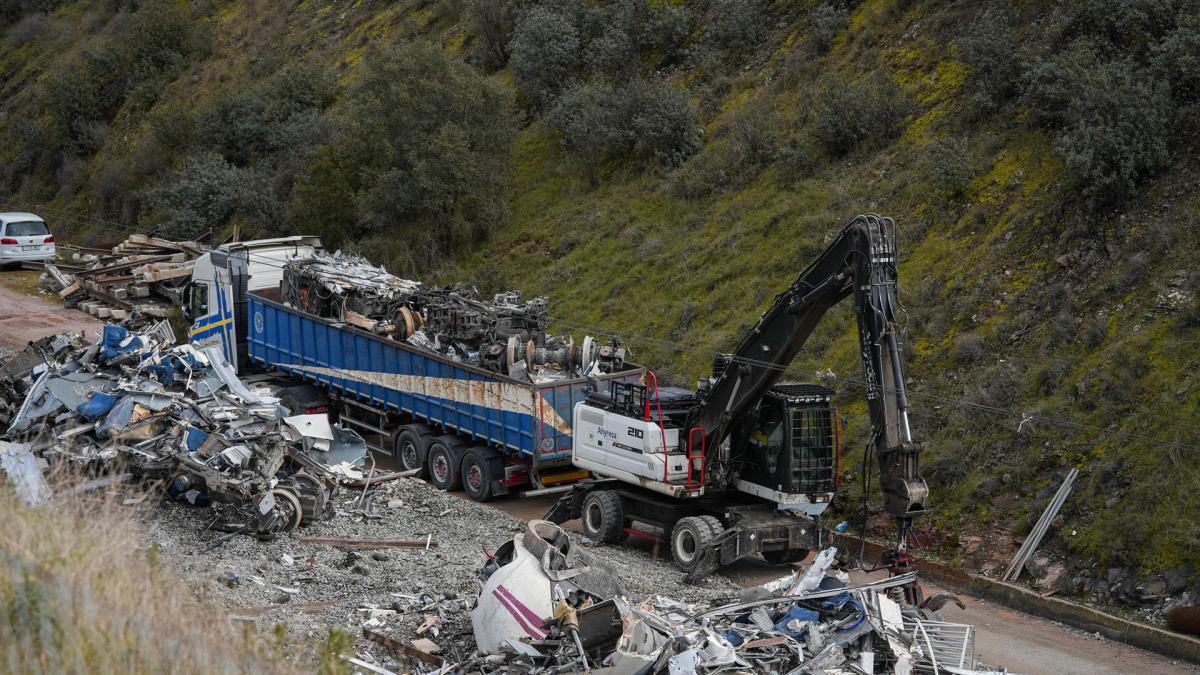 Retiran los últimos restos del Alvia mientras avanza la investigación ...