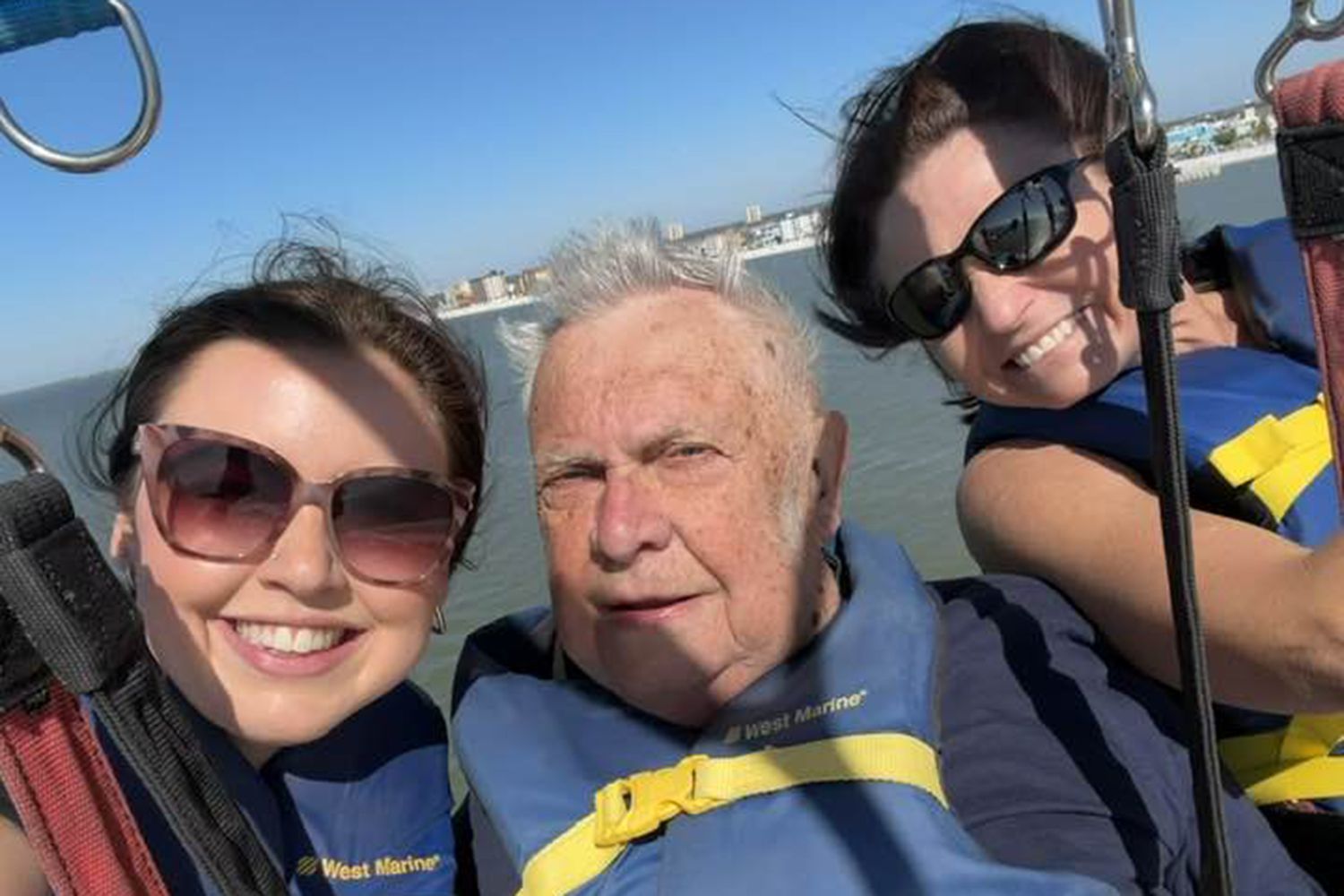 Man celebrates his 90th birthday by parasailing with his doctor, after ...