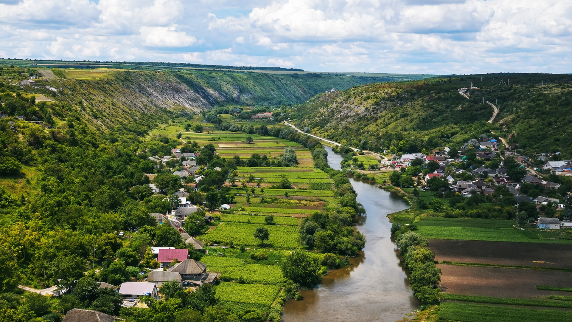 Vesnice mezi kopci a řekou