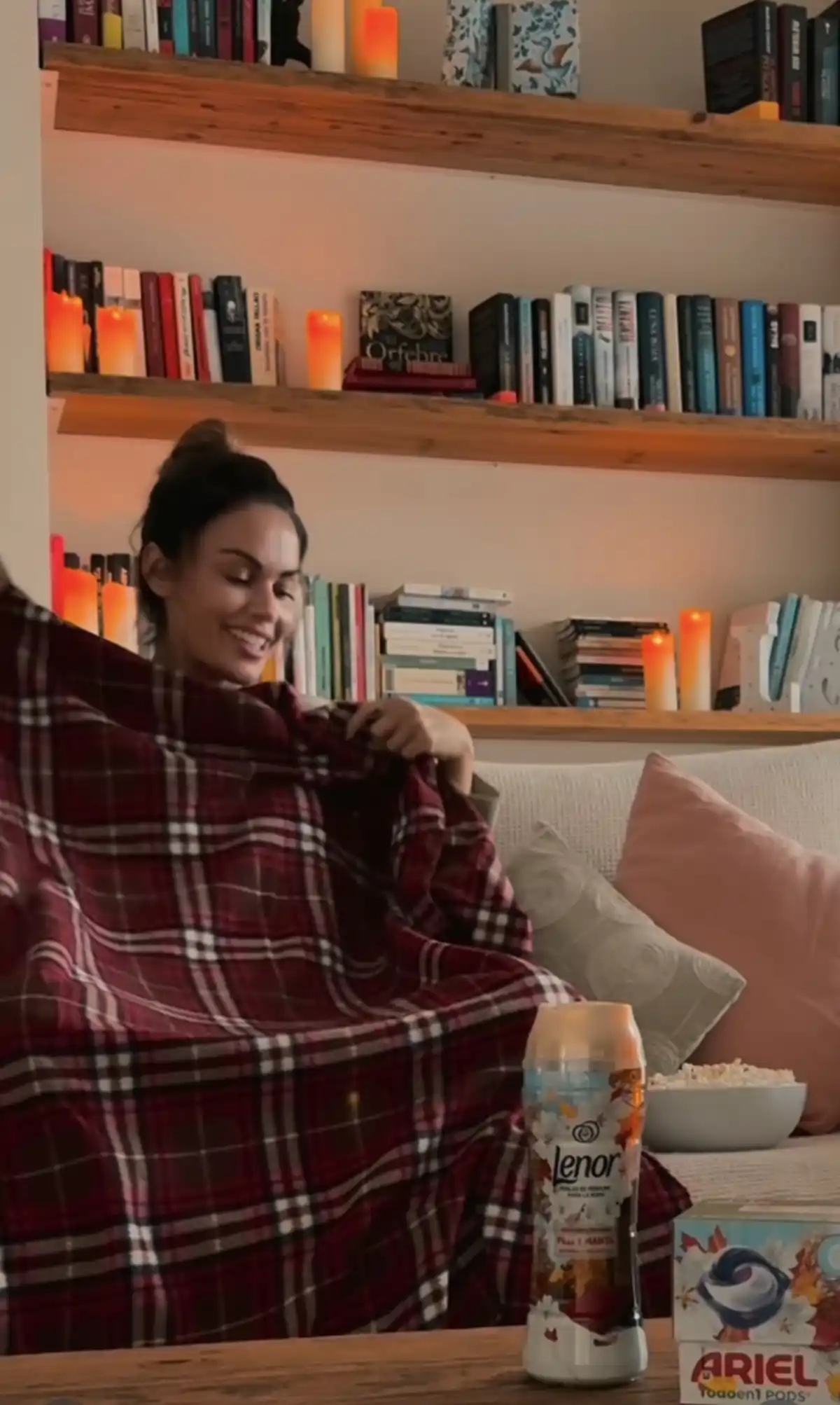 Las paredes son protagonistas en el salón de Lara Álvarez: con una gran ...