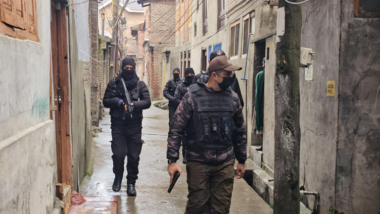 Vigil stepped up in Kashmir ahead of Republic Day