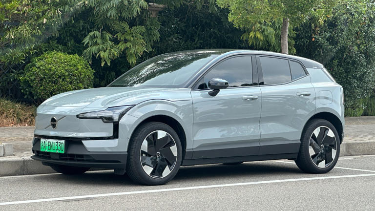 Volvo doubles down on hybrids as messy EV shift drags on