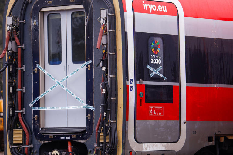 Retirados de las vías los últimos restos del tren Alvia siniestrado en ...