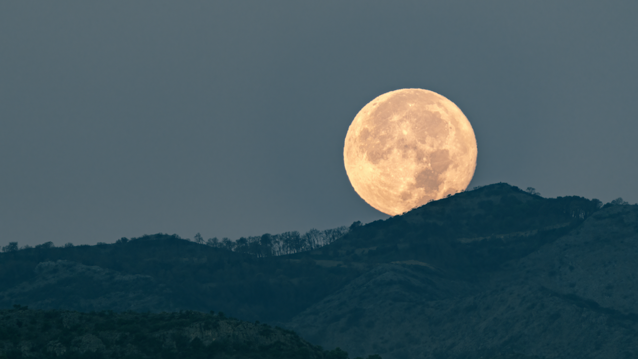 Why does the moon look larger when it's on the horizon?
