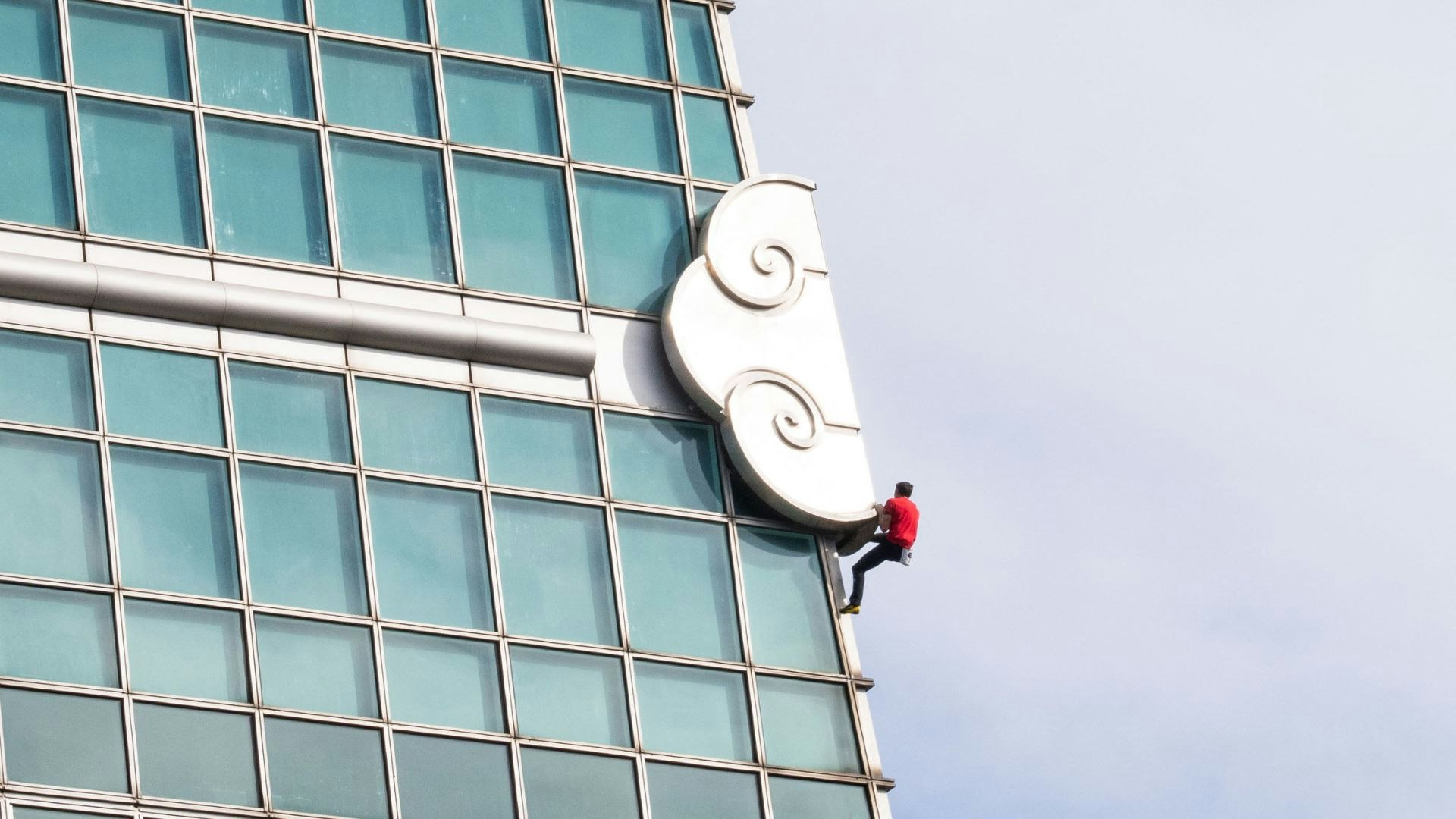 Alex Honnold climbs world’s 11th tallest building – without ropes and ...