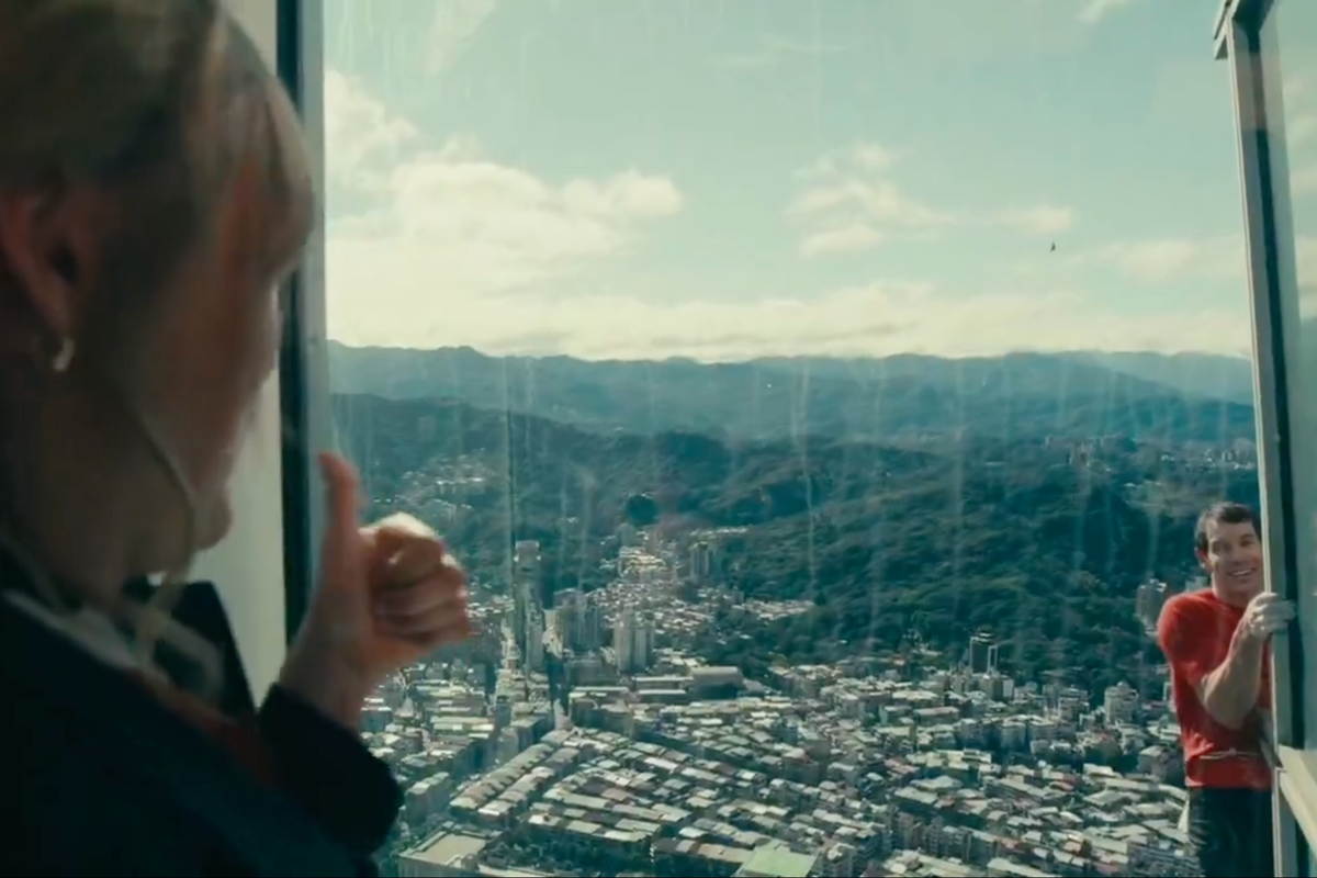 Alex Honnold stopped to check in with his wife during skyscraper climb